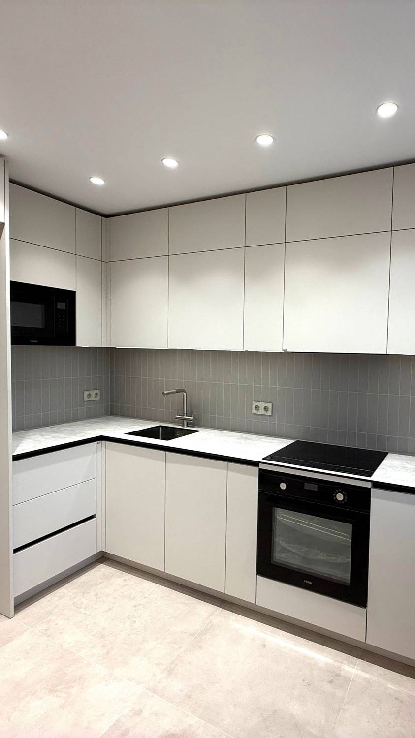 Ирени - угловая белая кухня в минималистическом дизайне, без ручек под потолок на заказ в Москве