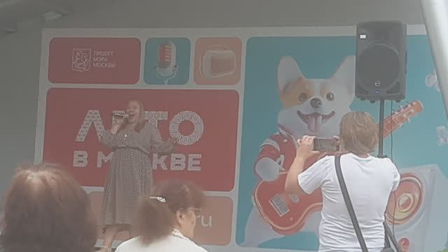 "На теплоходе музыка играет"