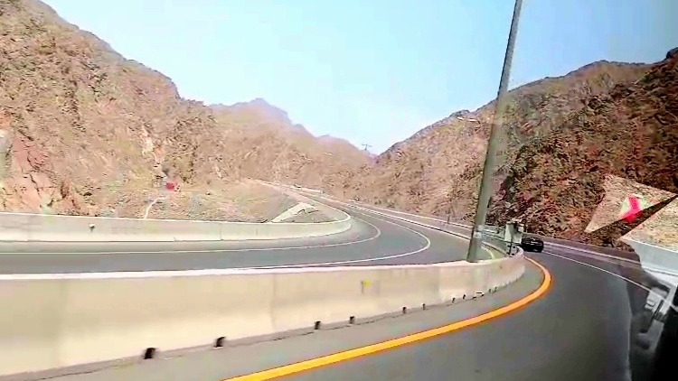 Дорога Дубай-Фуджейра. Дорога из Дубай в Фуджейру. Красивая горная дорога . Отдых в ОАЭ