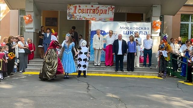 Мини-спектакль «Алиса в Стране чудес» на линейке