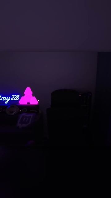 СТРЕЙ ПОД СТОЛОМ НЕ ОТМАНСИЛ