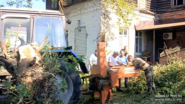 Уборка территории будущей Воскресной школы.