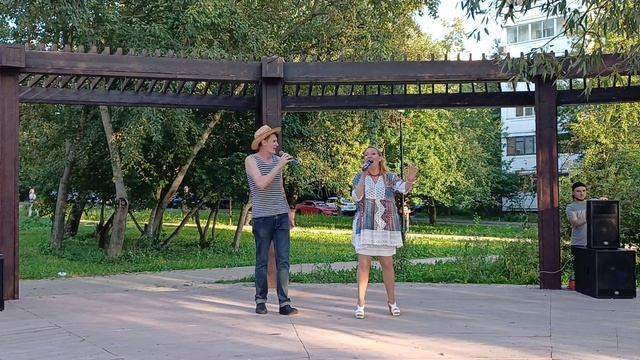 12. Плывет веночек