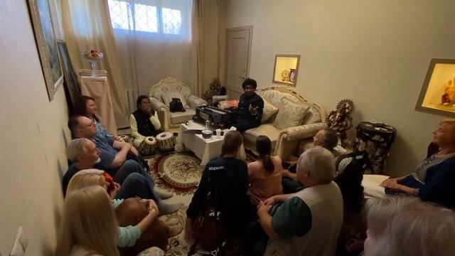 Сатсанг-бхаджаны с Равираджем Насери