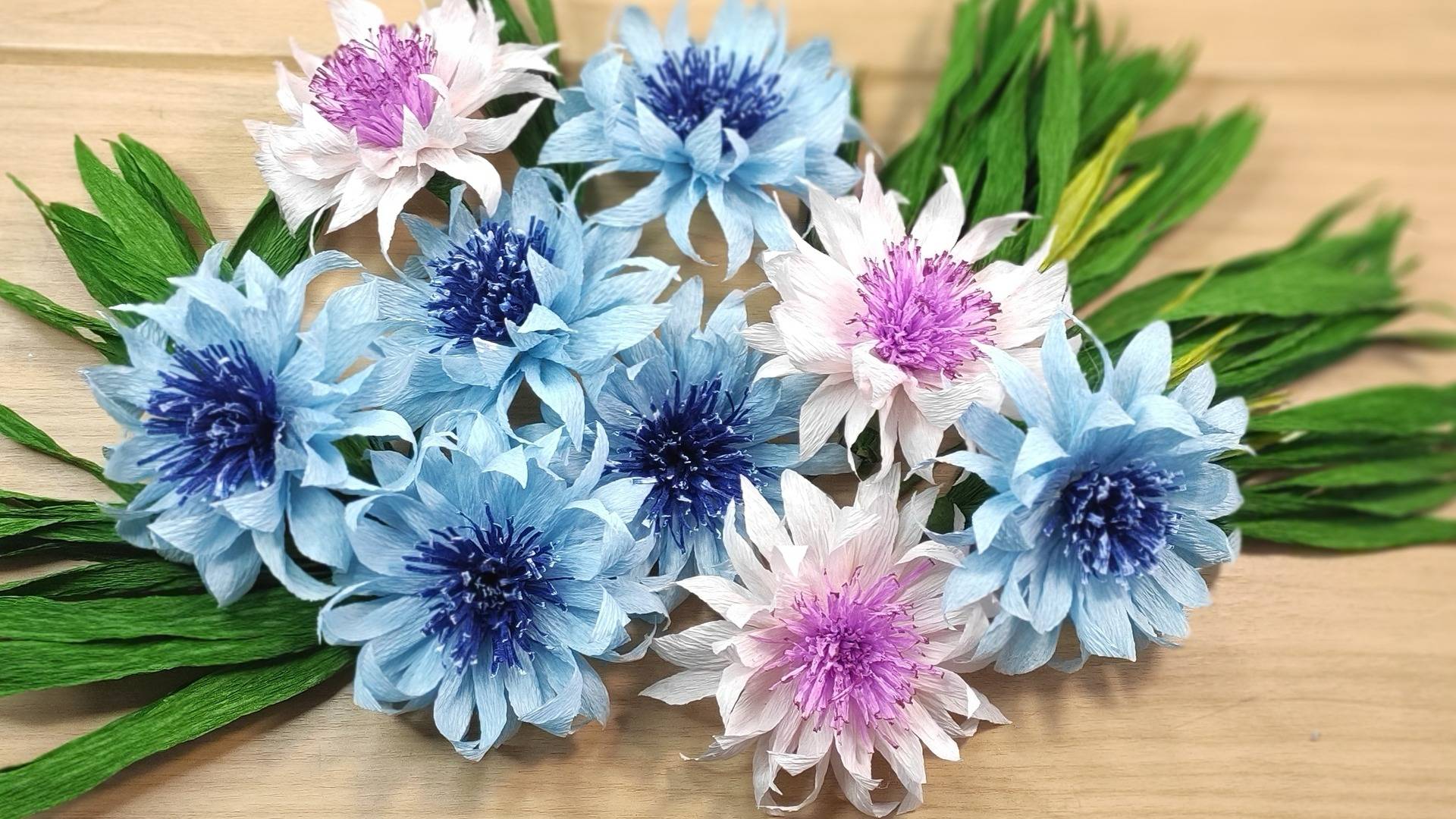 Очень просто и быстро, цветы из гофрированной бумаги своими руками, похожи на васильки.