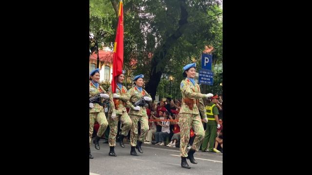 Китай 2025 стройные девушки в форме десантников в синих беретах маршируют вдоль улиц