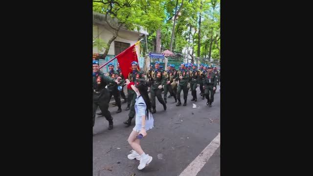 Китайская девушка радостно выбежала к проходящим по улицам участникам парада 2025