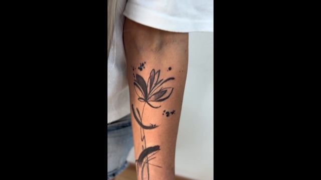 Тату прозрачный цветок