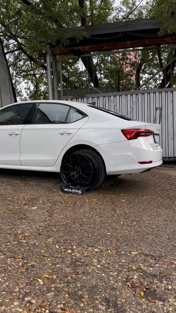 Skoda Octavia на примерке дисков в 19-ом диаметре