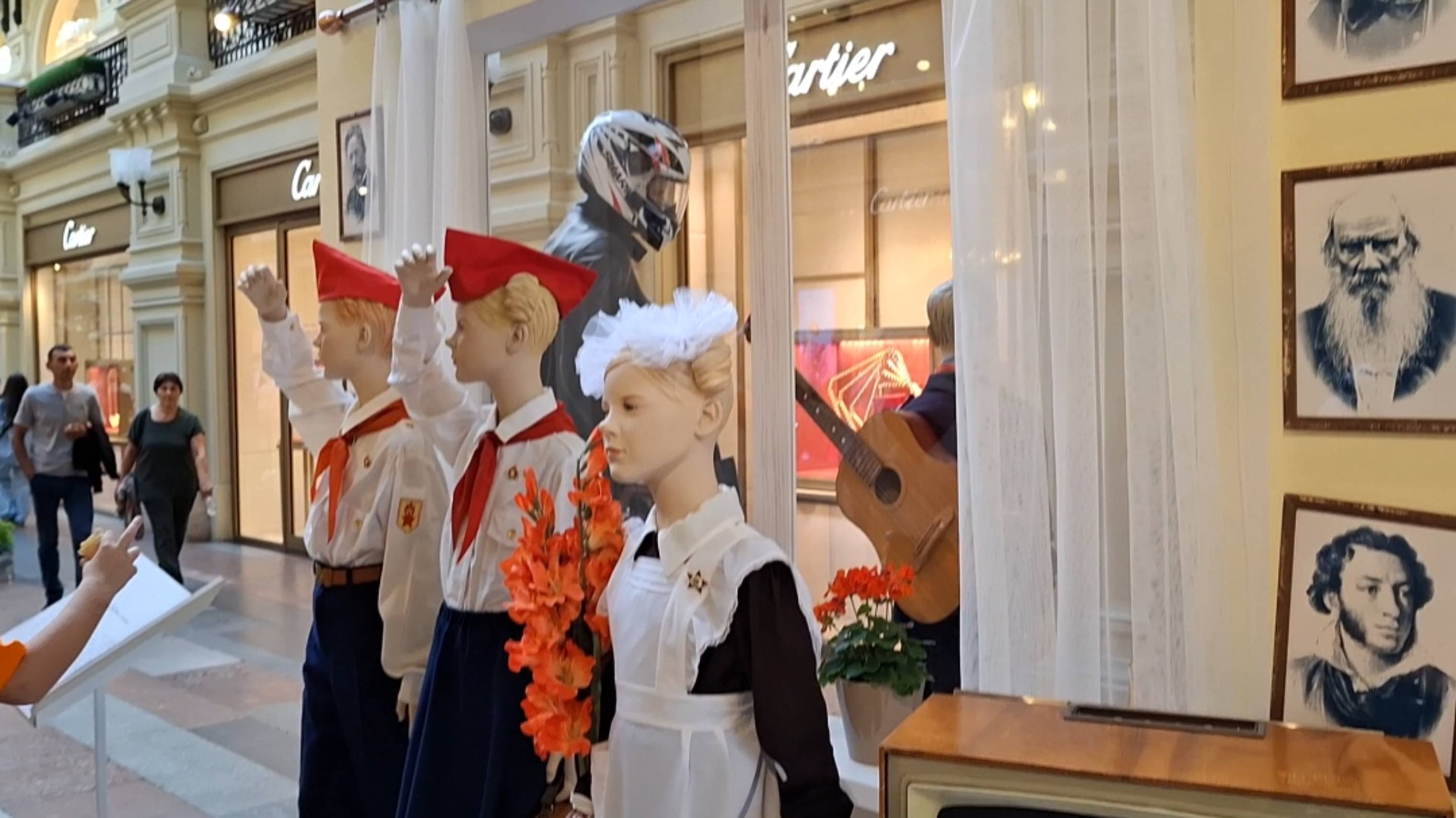 1 сентября в ГУМе / Эволюция школьной формы / Москва