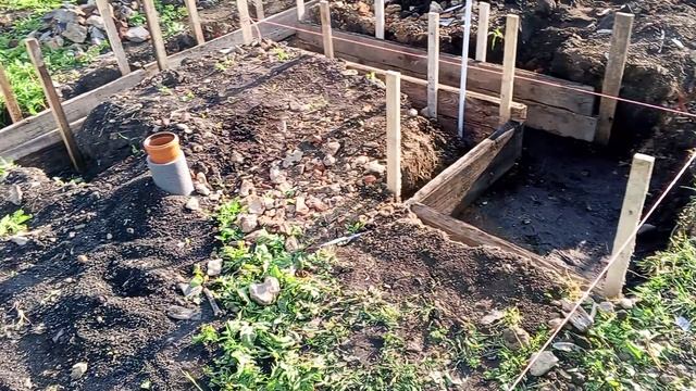 Ломаю старую баню.Делаю опалубку для нового фундамента.