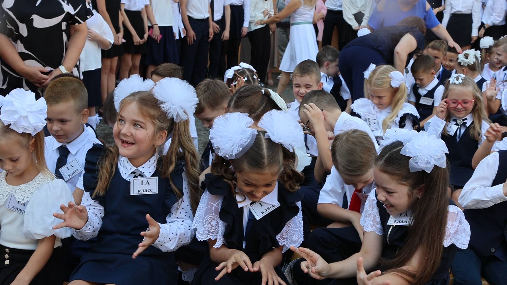 На праздничной линейке настоятель храма окропил ребят святой водой