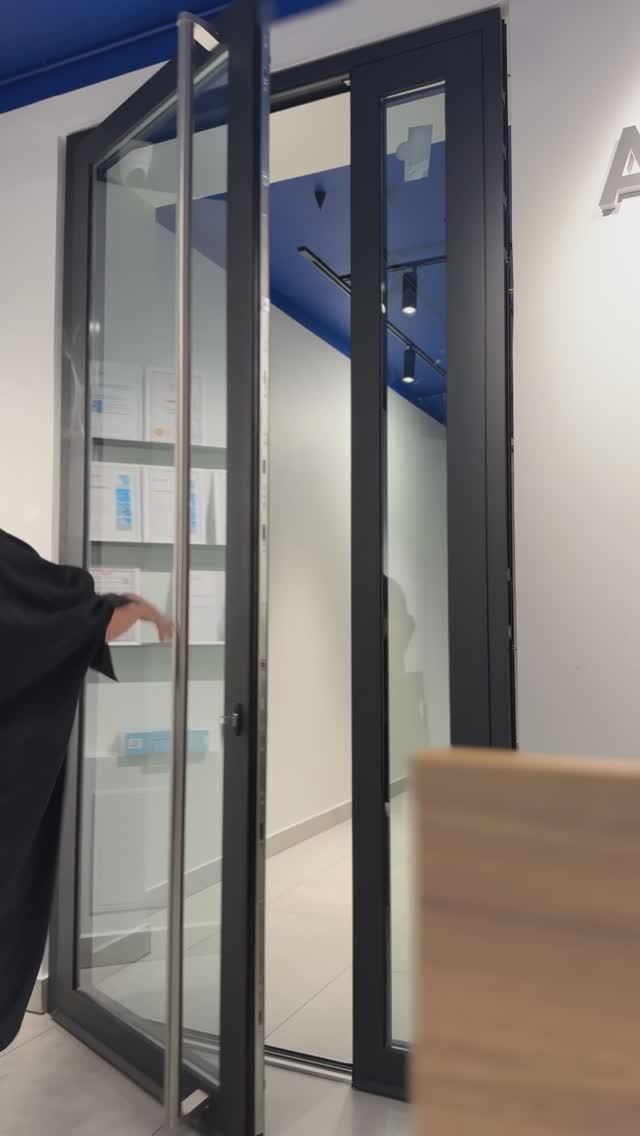 Дверная ручка во всю высоту