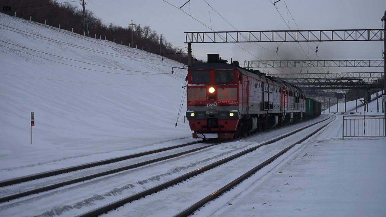 Тепловозы 2ТЭ10М-2618 и 2ТЭ116У-0060. Двойная тяга на подъёме.