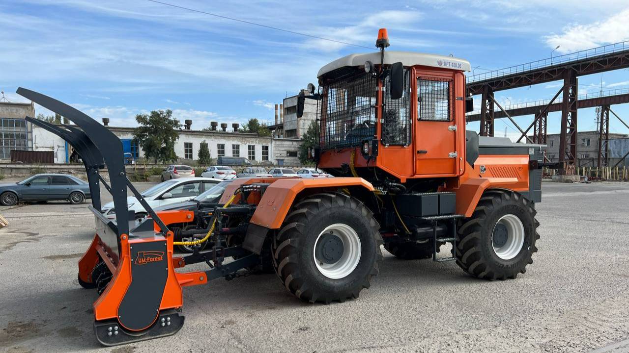 Мульчер, аналог  КРТ-180.06  производит очистку территории от зарослей