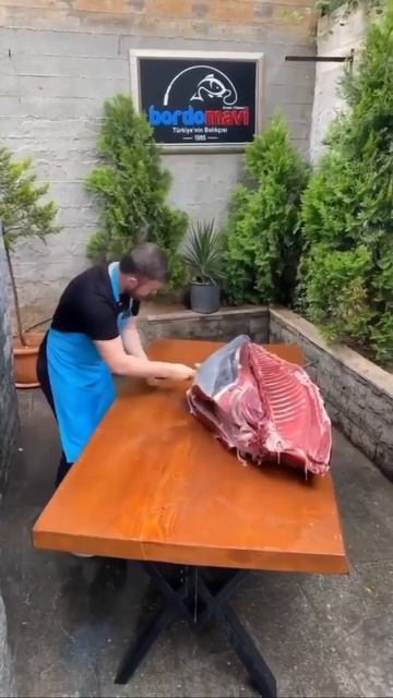 Разделка тунца.