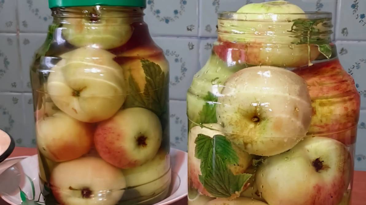 Моченые яблоки в банках.