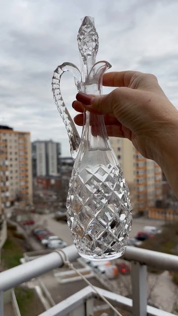 Хрустальный графин в виде кувшина