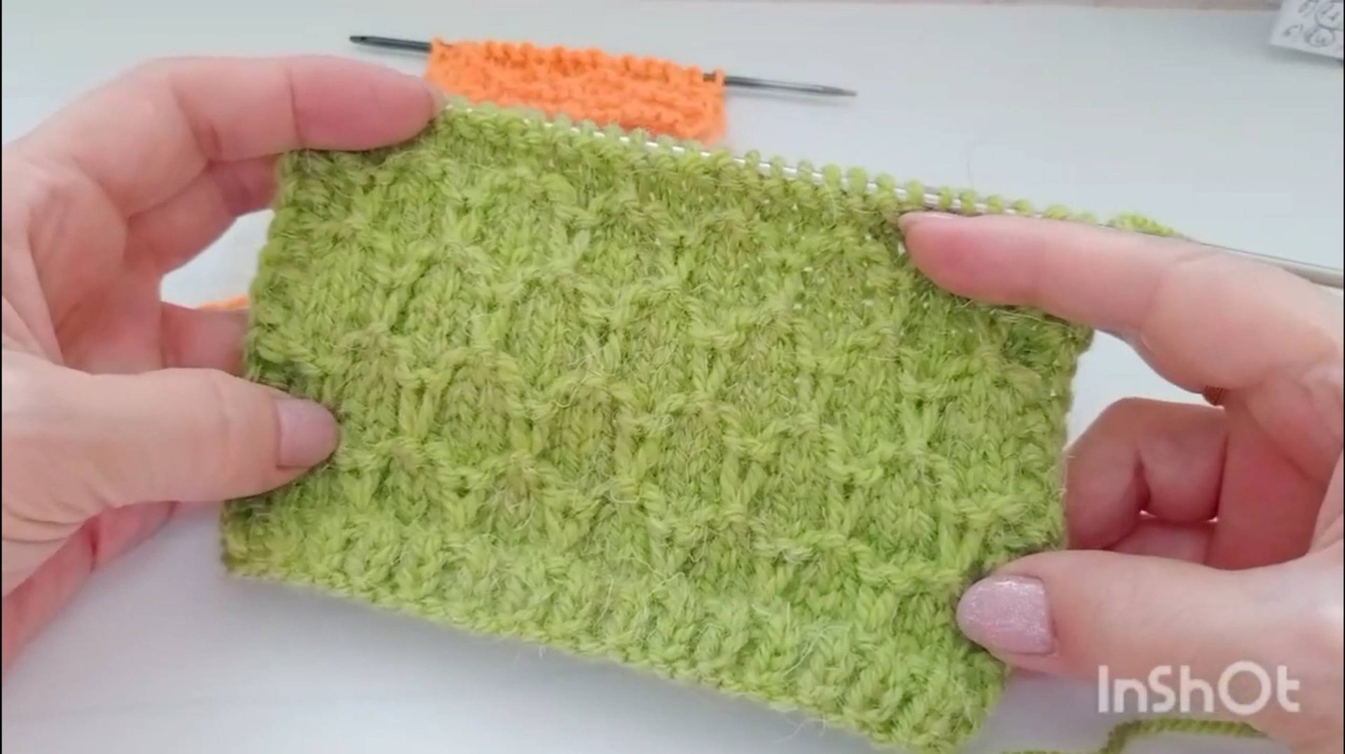 Плотный несложный и красивый узор спицами.