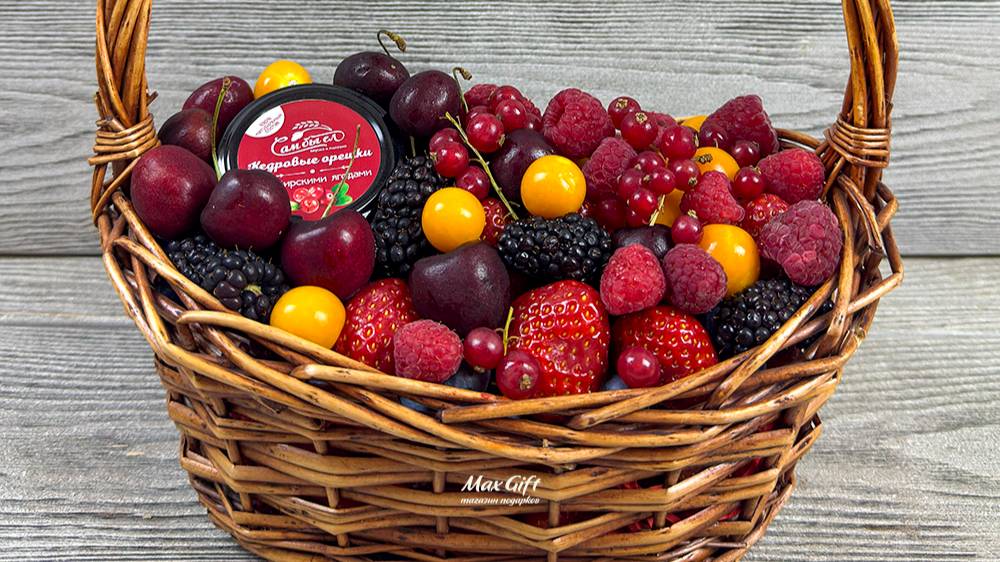 Корзина с ягодами «Лето в самом разгаре»