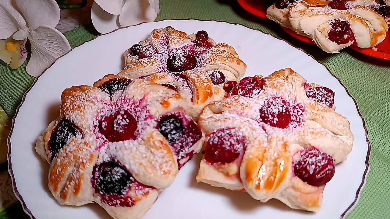 📌 Слойки с творогом и ягодами - Быстрый десерт к чаю из готового слоеного теста