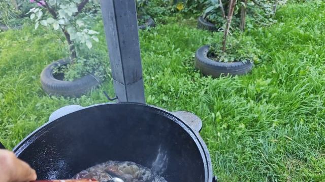 макароны в казане.Пробное спантанное блюдо.на дровах на печке.