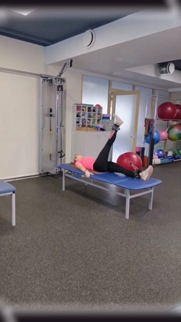 Почему занятия ЛФК в группе лучше? А вот почему! В главной роли Евгений Малежик – инструктор ЛФК.