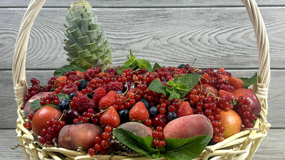 Фруктовая корзина с ягодами «На летних просторах»
