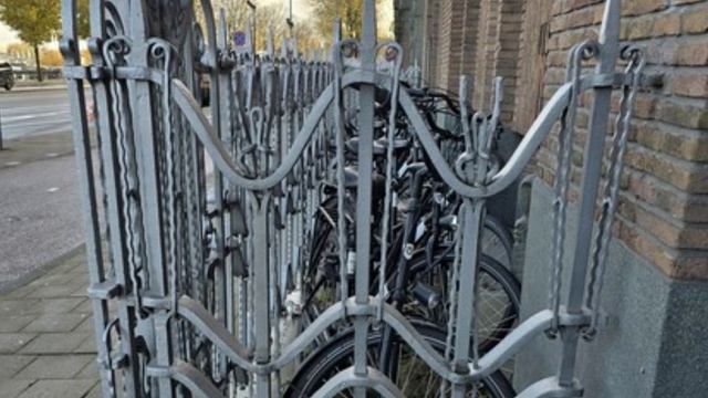 Кованные металлические изделия на улицах и площадях столицы Нидерландов