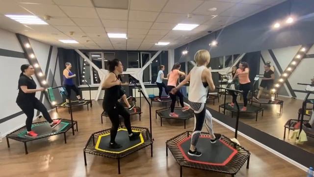 Джампинг фитнес в студии FITJUMPING