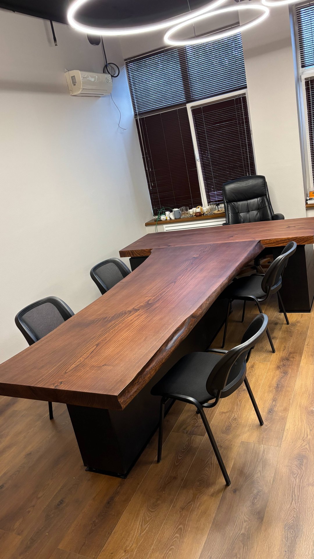 Стол для руководителя с брифингом из слэбов карагача.