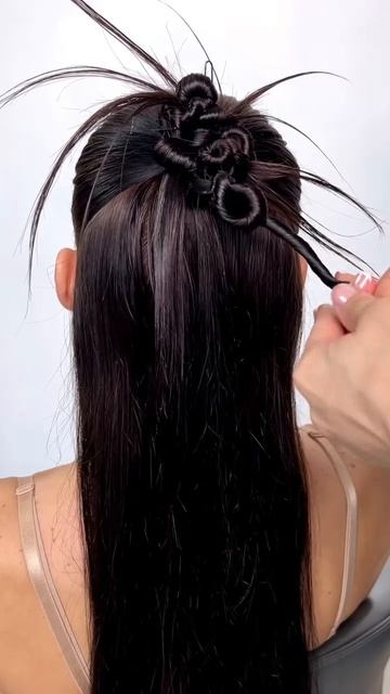 Стильная необычная укладка на основе жгутов #прическа #укладка #волосы #пучок