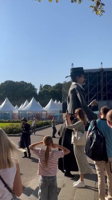 Тем временем...Великаны на ВДНХ