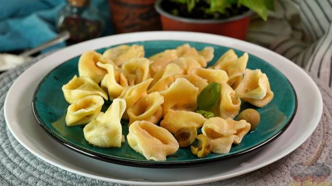 Тортеллини по-гречески. ХИЛОПИТЕС ЕМИСТАС С ОЛИВКАМИ