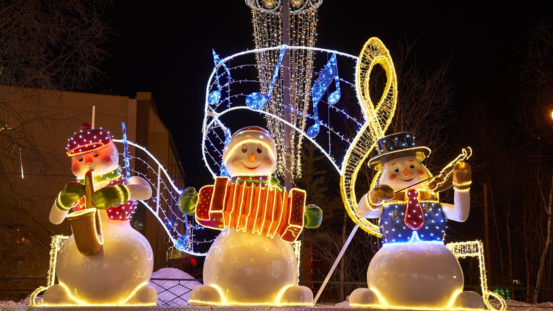 Новогодние уличные фигуры из стеклопластика, светодиодные арт-объекты.