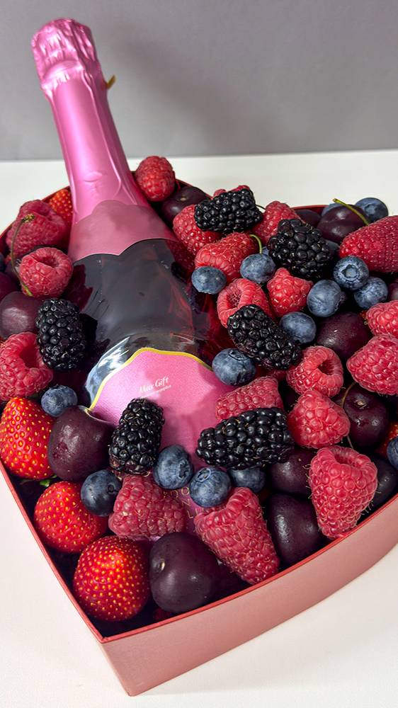 Подарочная композиция с ягодами «Сердечко для любимой»