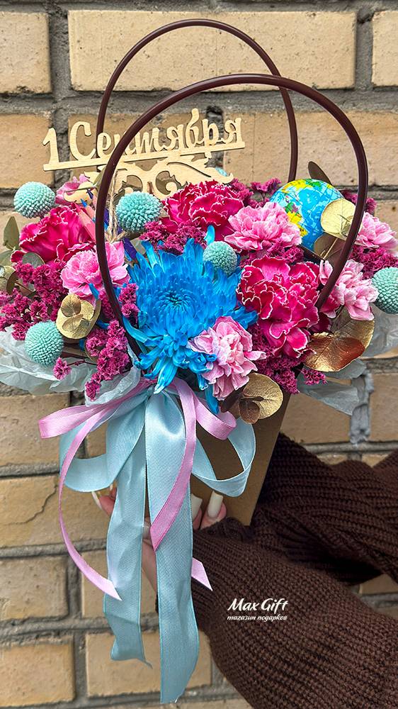 Композиция из цветов на 1 сентября «с глобусом»