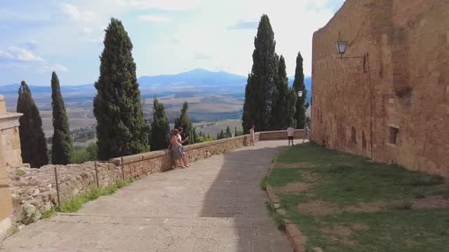 🚶 SmartTV 4К ➤ 🌺 Пьенца, итальянская Валь д'Орча, виды Тосканы, пешеходная экскурсия по Италии!