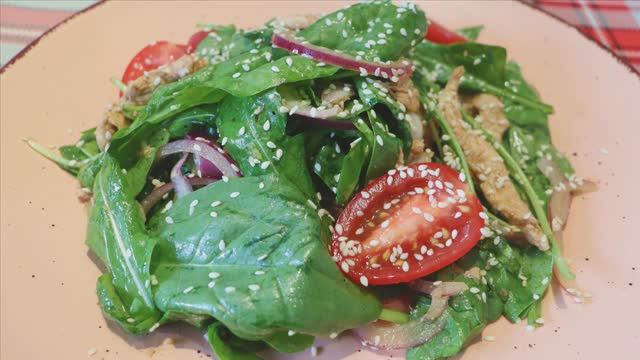Зеленый салат с острой курицей и томатами 🍅