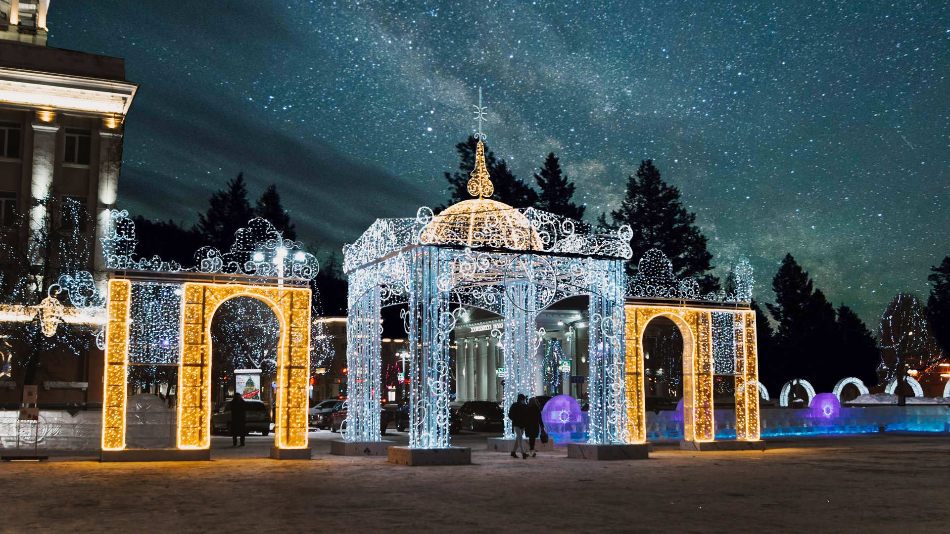 Новогодние уличные фигуры из стеклопластика, светодиодные арт-объекты. Собственное производство.