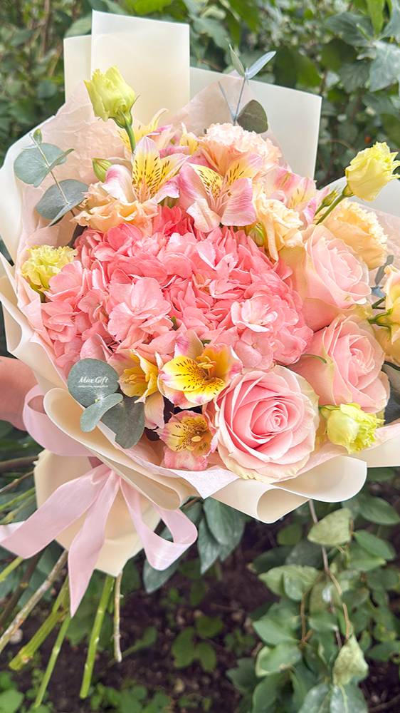 Букет из цветов «Букет с розовой гортензией»