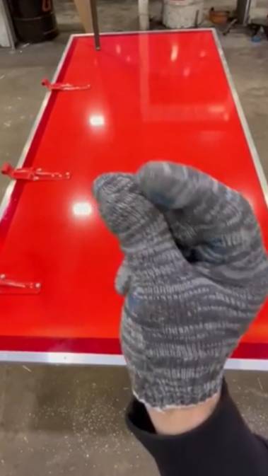 Новые ворота на шторный полуприцеп - огненно красные!