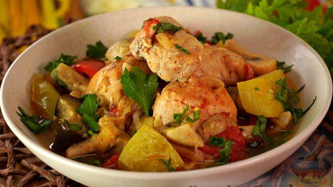 Овощи, вино и курица - вкусно до последней капли. КУРИЦА, ТУШЕННАЯ С ОВОЩАМИ В ВИНЕ