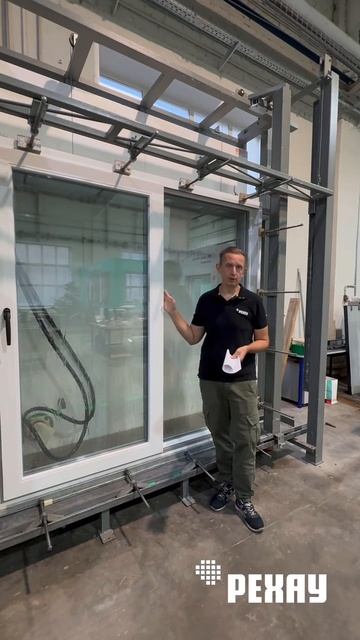 Проверка качества панорамных дверей РЕХАУ Intelio Slide на стенде Holten