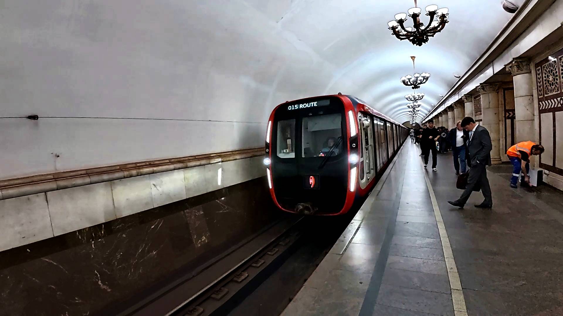 На Курский вокзал общественным транспортом. Атмосфера метро Москвы. Далеко ли собралась?