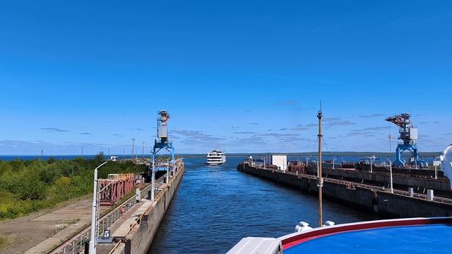 Чайковский шлюз. Теплоход "Михаил Кутузов".