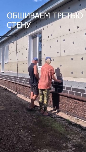 Фасад дома из фасадной плитки хауберк и гибкой черепицы шинглас! #своимируками #стройка