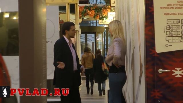 Подход к красивой девушке ГУМ