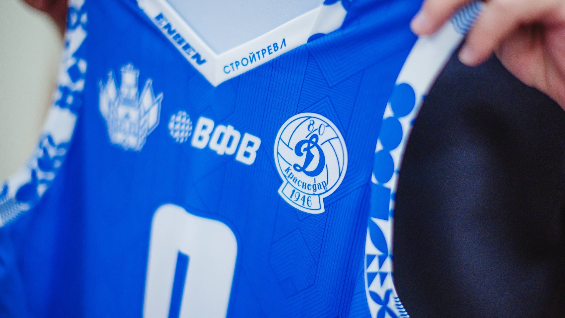 Навстречу юбилею: лого, форма и красотки