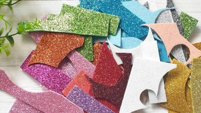 Даже из самых маленьких кусочков обрезков фоамирана можно всегда что-то придумать своими руками.